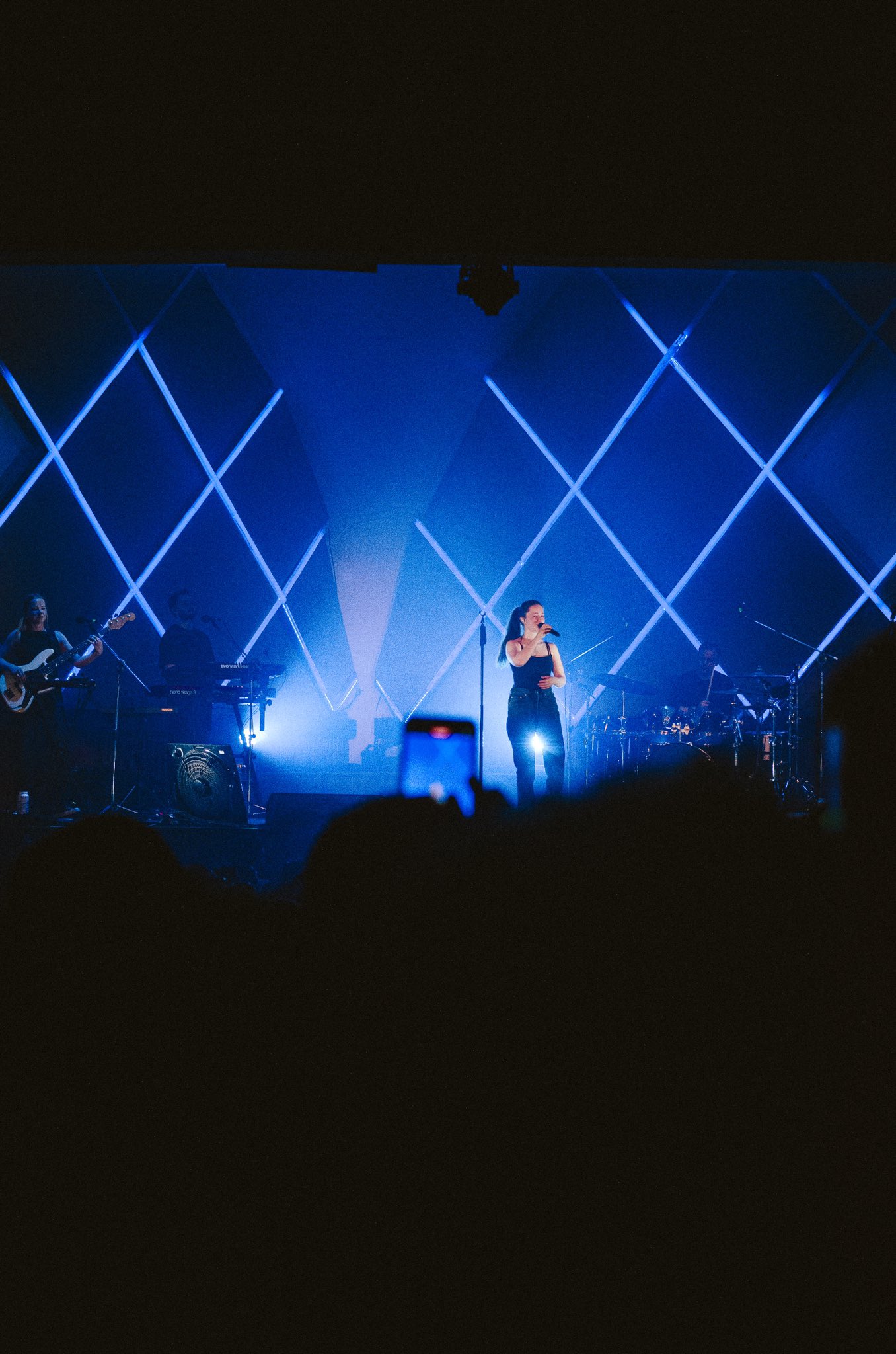 Sigrid faz show avassalador no Cine Joia e emociona fãs durante sua ...