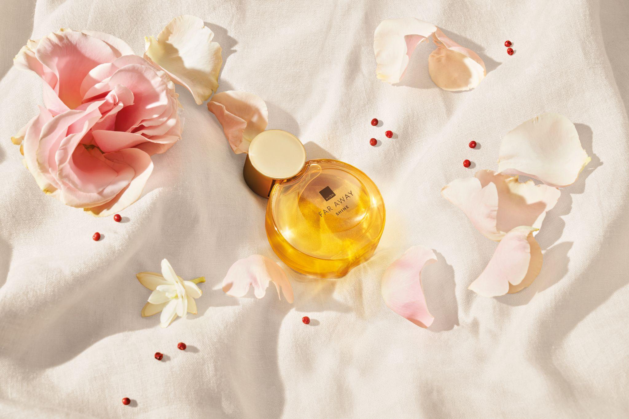 Nova fragrância Far Away Shine é lançada por Avon em Grasse